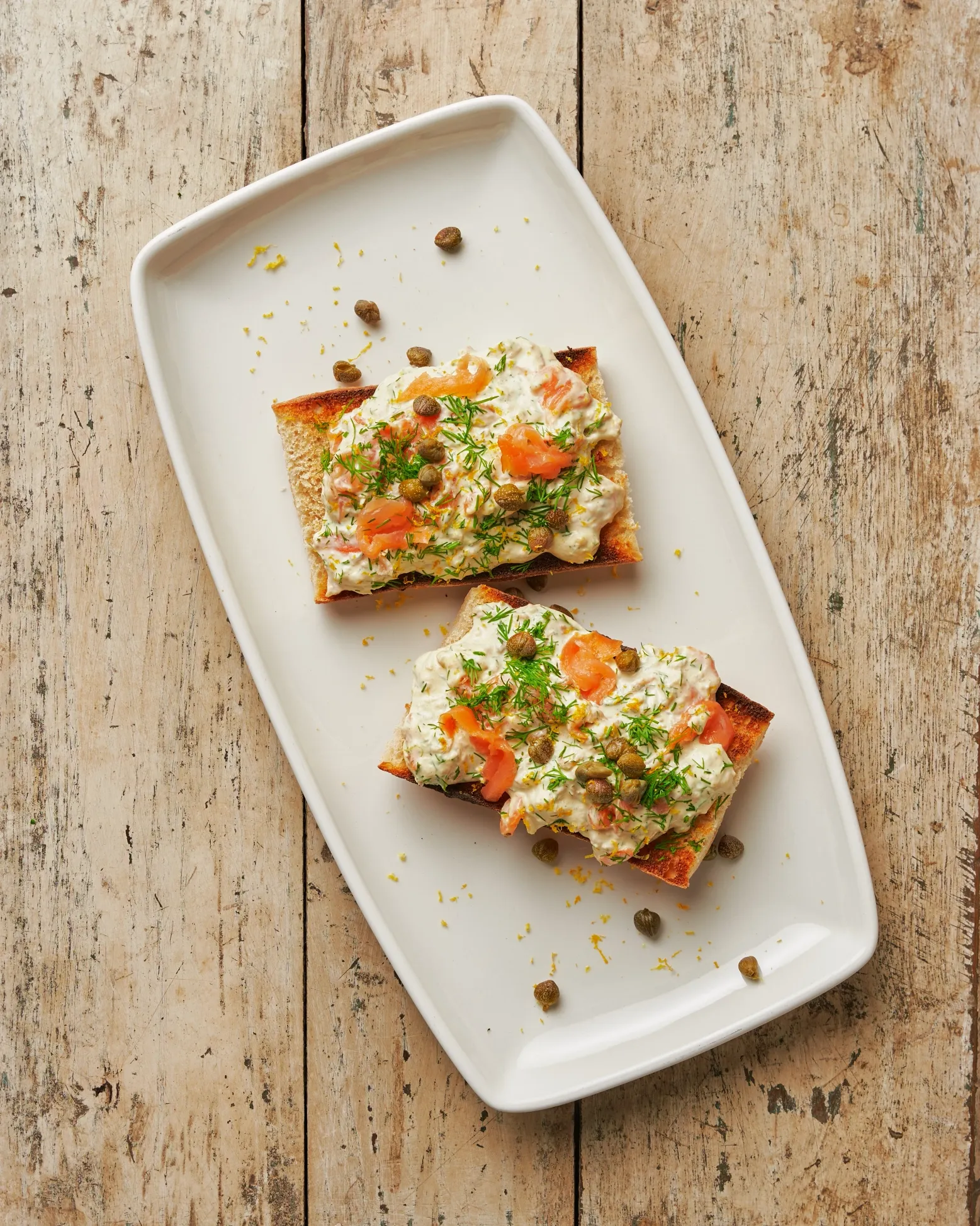 Smos-zalm op geroosterd brood