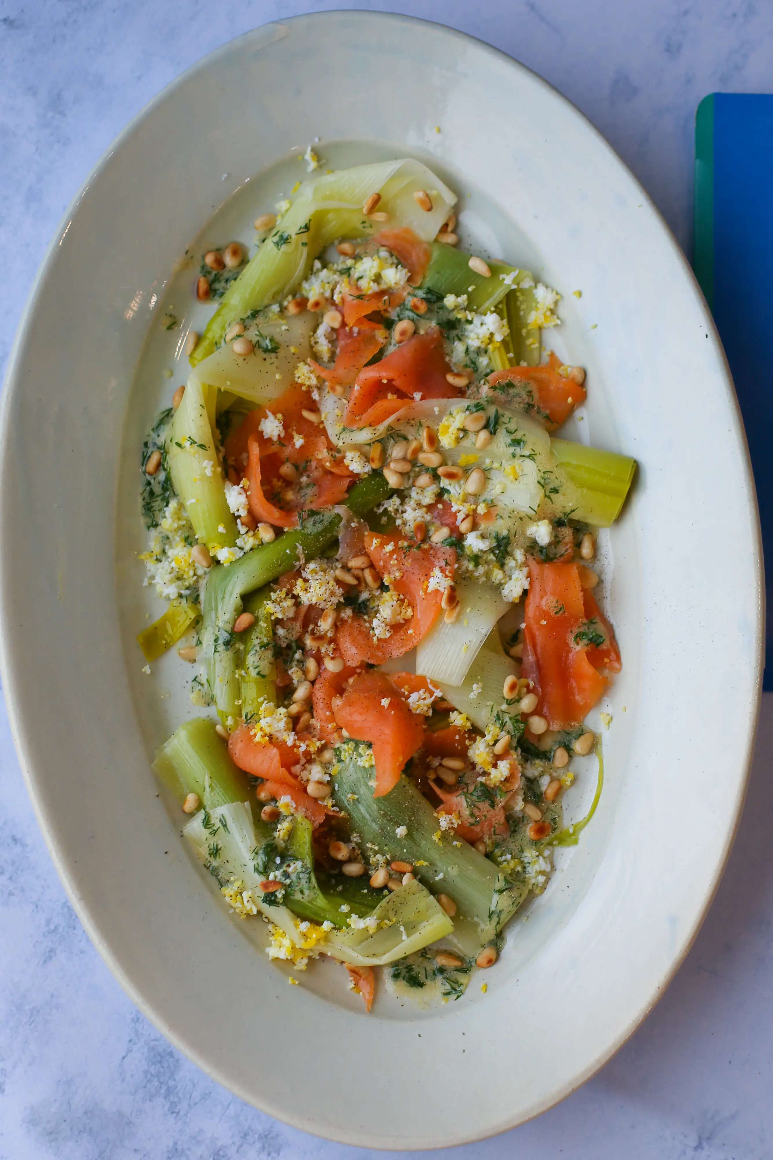 Gesmoorde prei met gerookte zalm